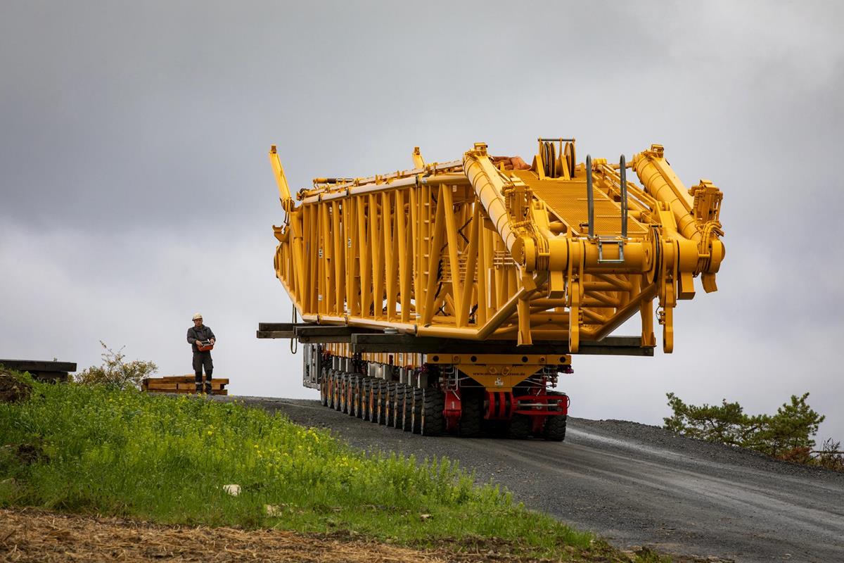 Cranes & equipment - Self-propelled vehicles - Heavy load modules - Cometto