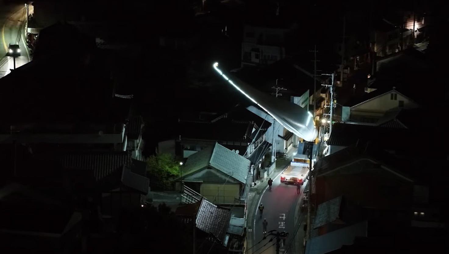 A blade lifter in action in Japan - Self-propelled vehicles - Heavy ...