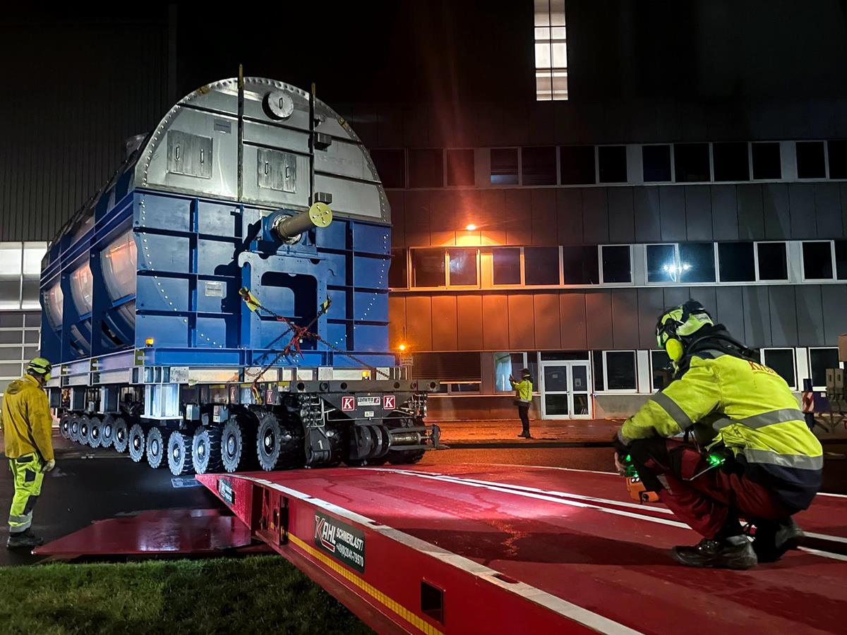 108 tons comes in quietly - Self-propelled vehicles - Heavy load modules