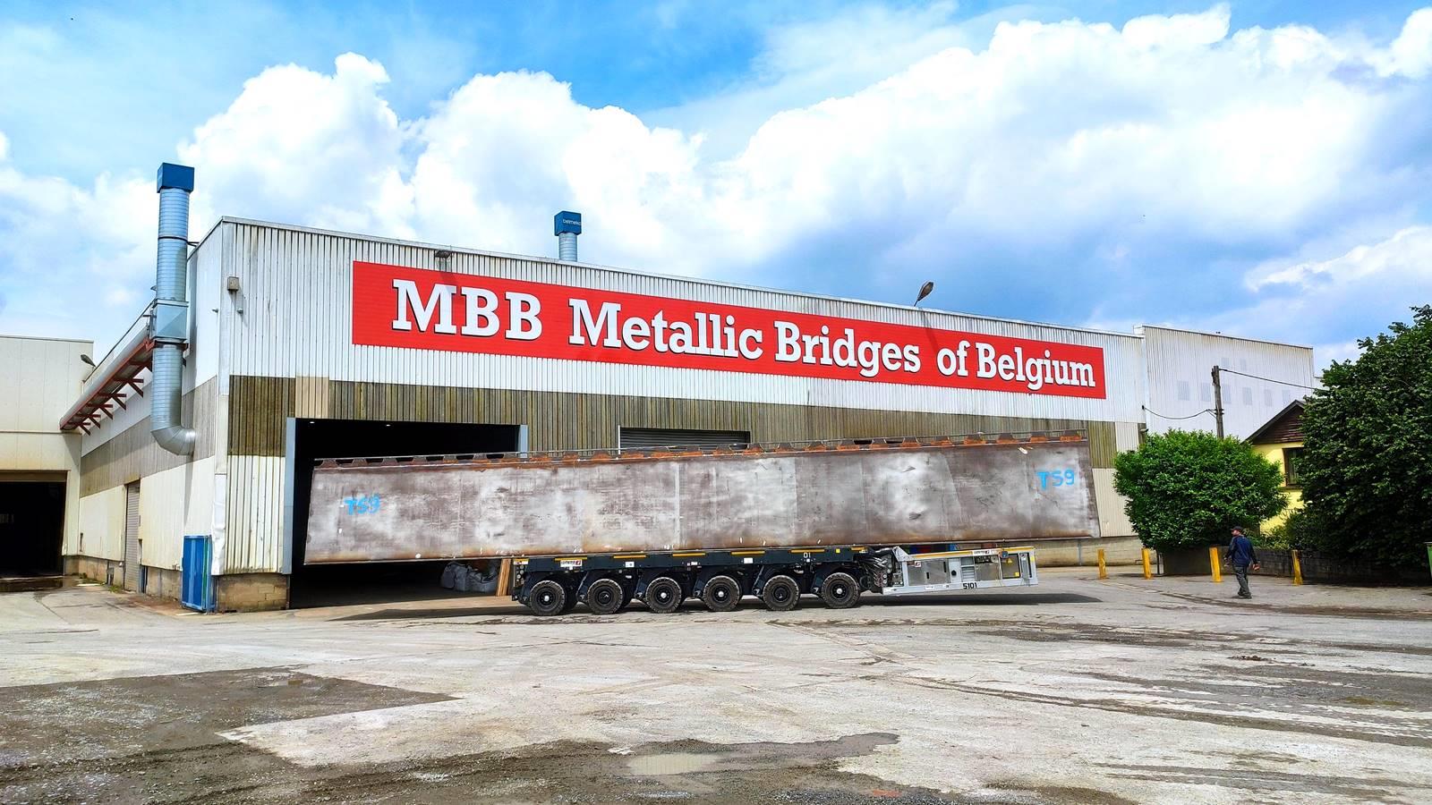 Steel parts move on a SPMT self-propelled modular trailer